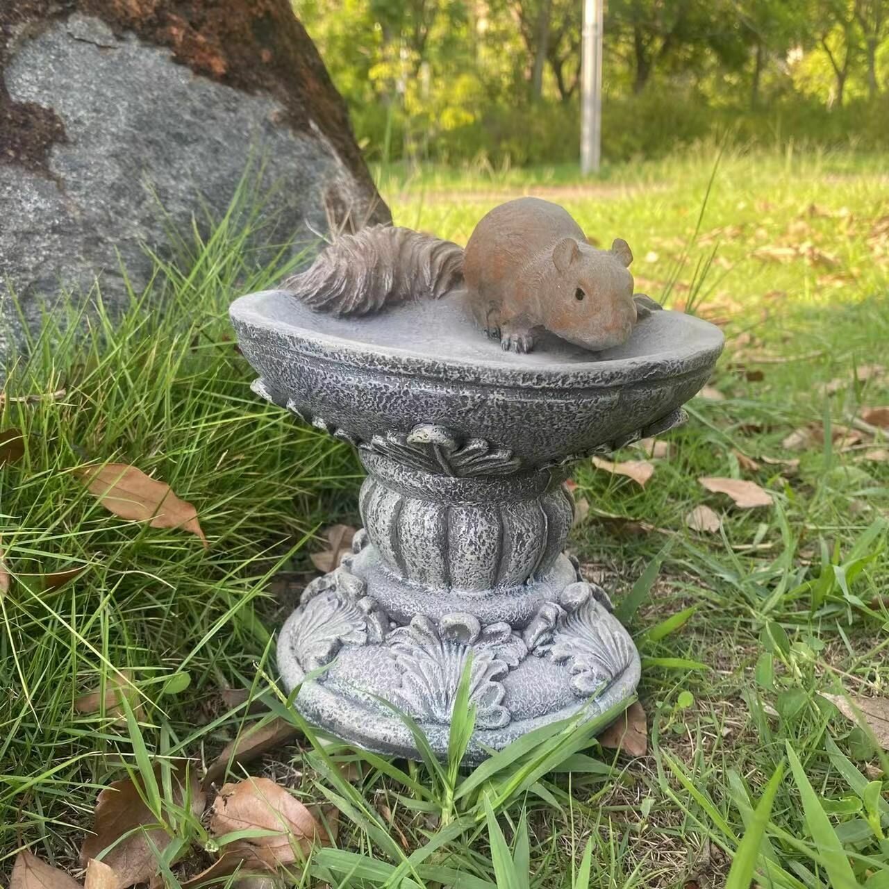 Белка пьет воду на столе Садовая фигурка для дачи, сада и огорода на газон 'Белка пьет воду на столе 20.5 x 19 x 18.5 см'