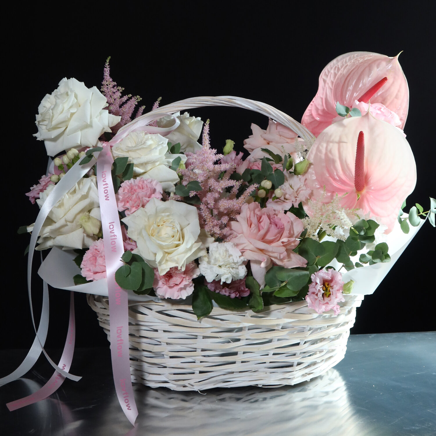 Нежная композиция в корзине, корзина с розами и антуриумами, розово-белая корзина с цветами