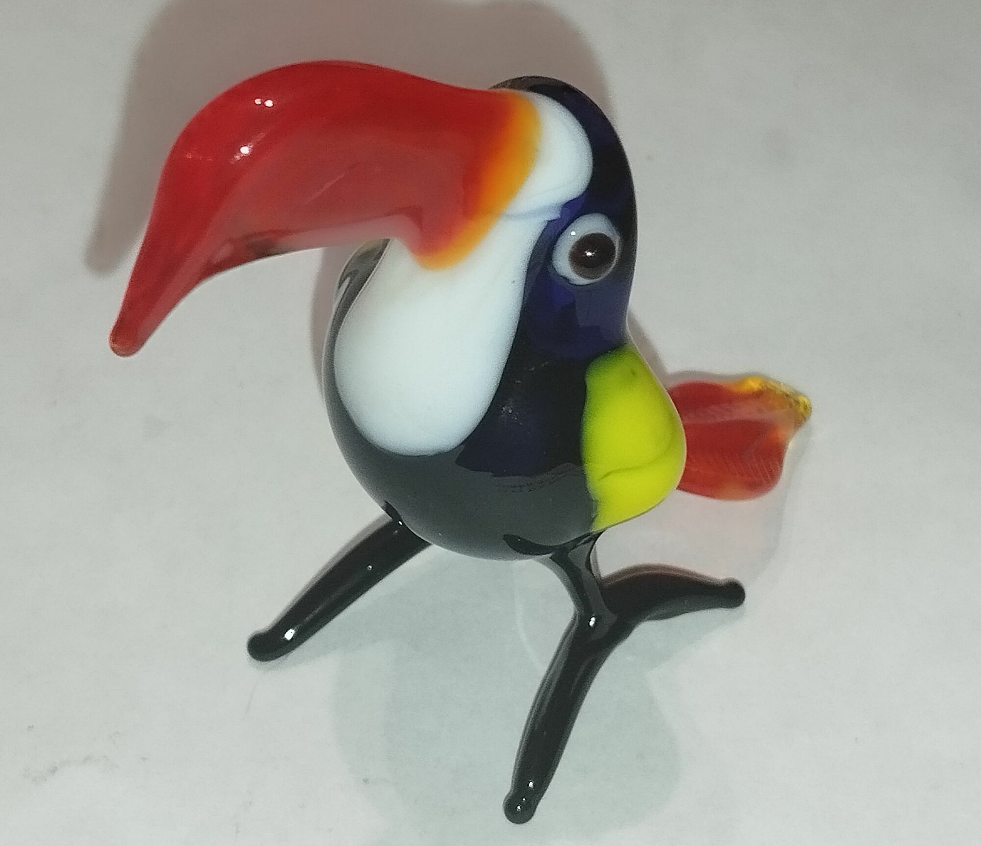 Стеклянная фигурка попугай