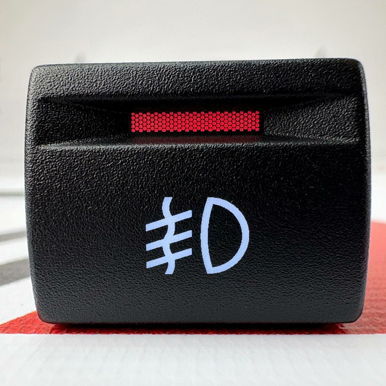 Пересвеченная кнопка передних противотуманных фар цвет Красный - Белый Лада Приора