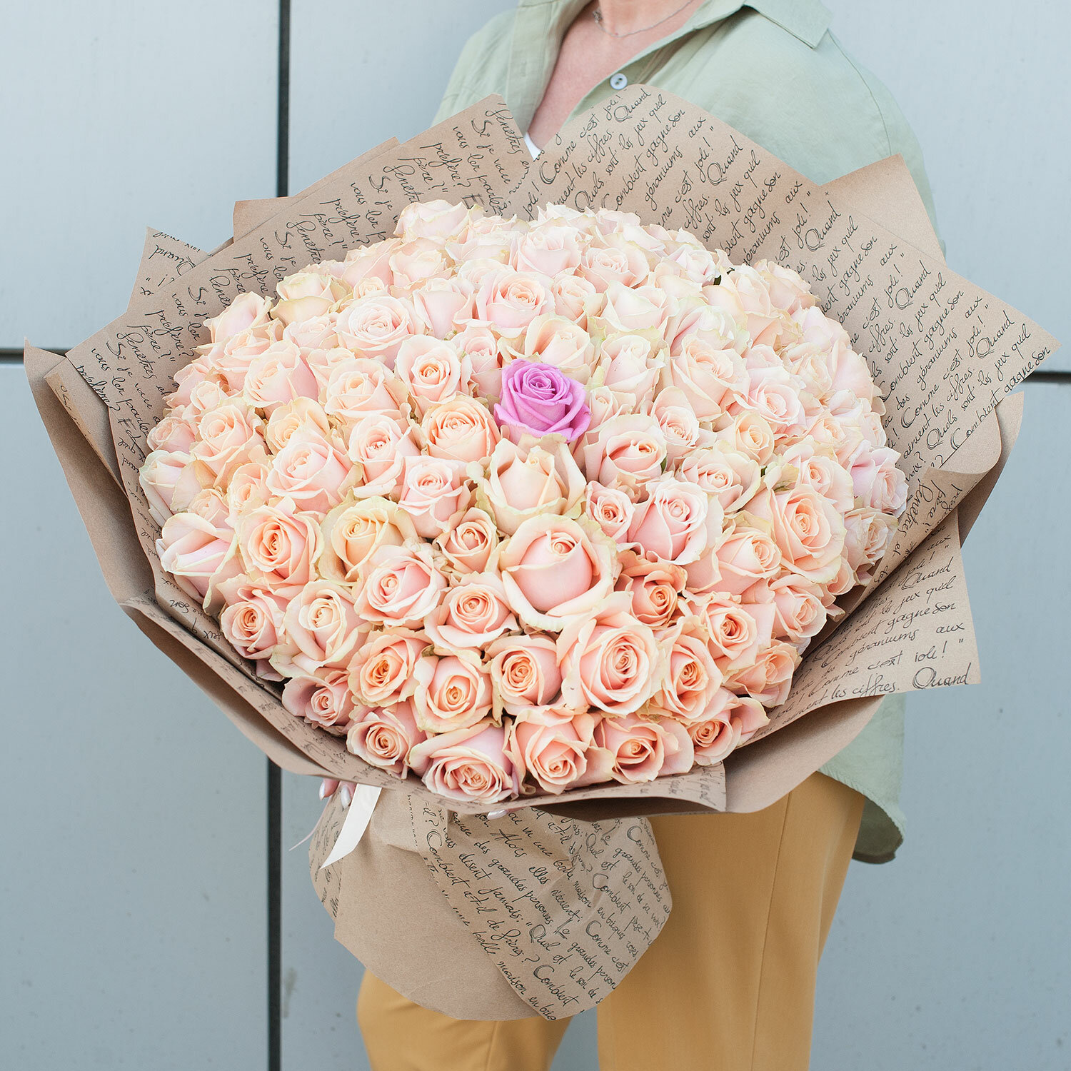 Букет из 100-а персиковых и 1-й розовой розы "Самый любимый персик"