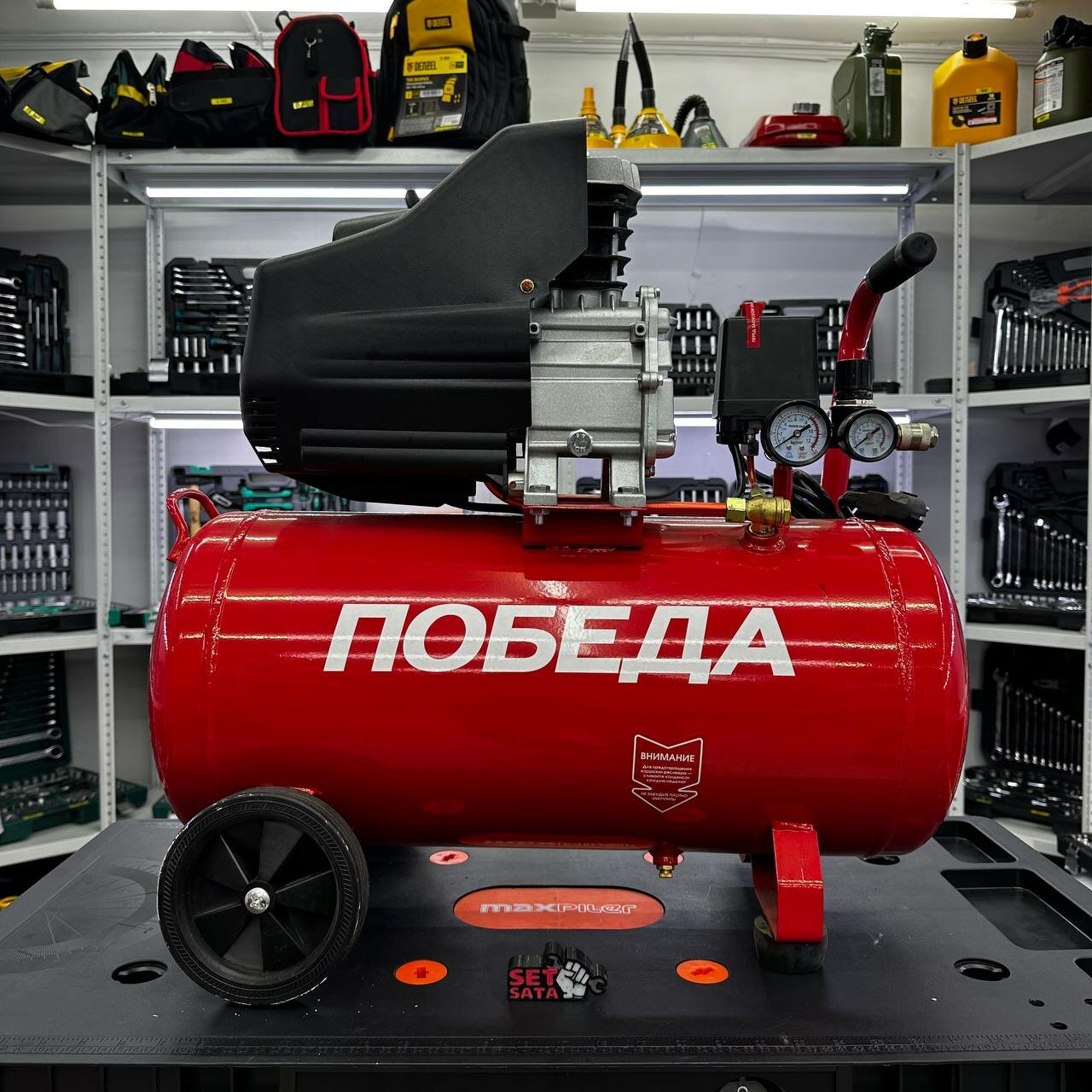 Компрессор поршневой масляный Победа KM 50-250, 1800Вт, 260л*мин