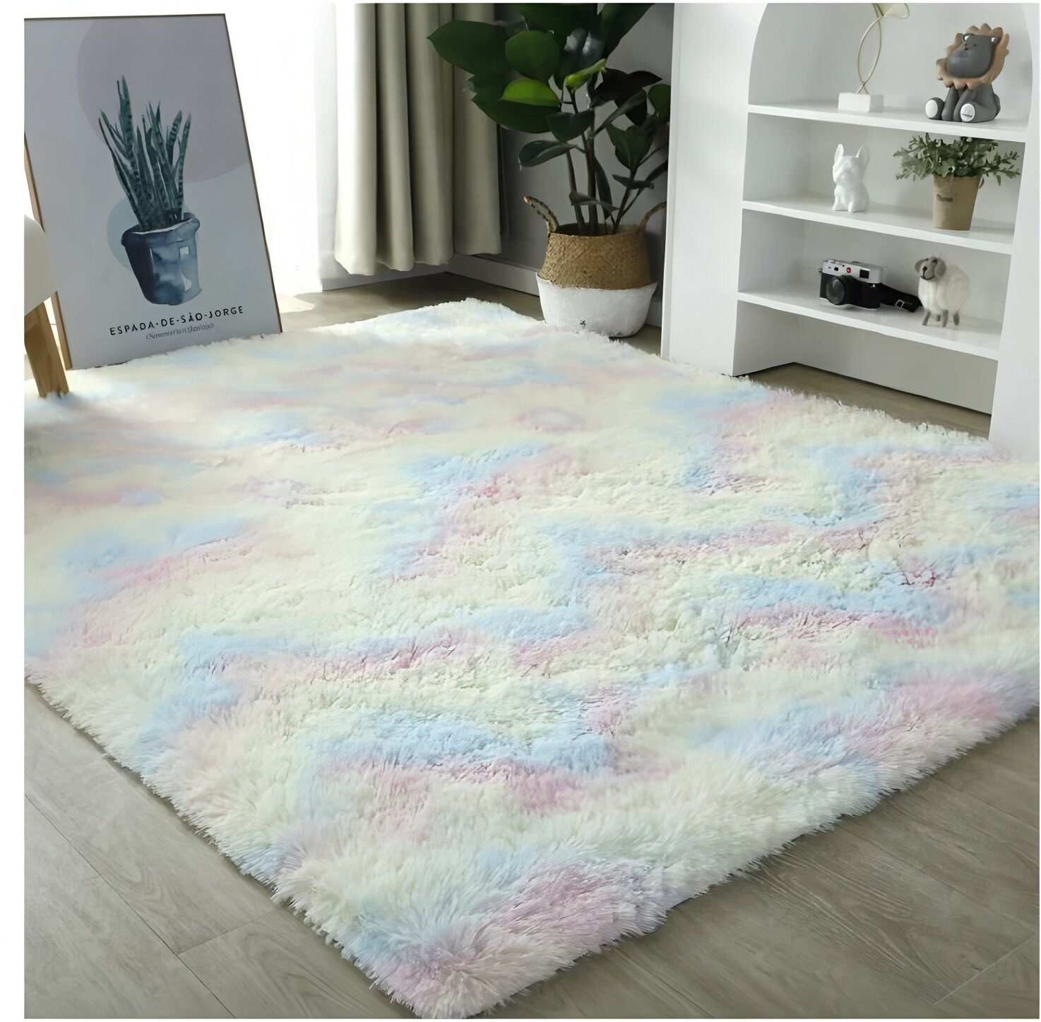 Ковры на полу и ковры с длинным ворсом в помещении, у кровати, пушистые в комнате, спальне, гостиной, коридоре