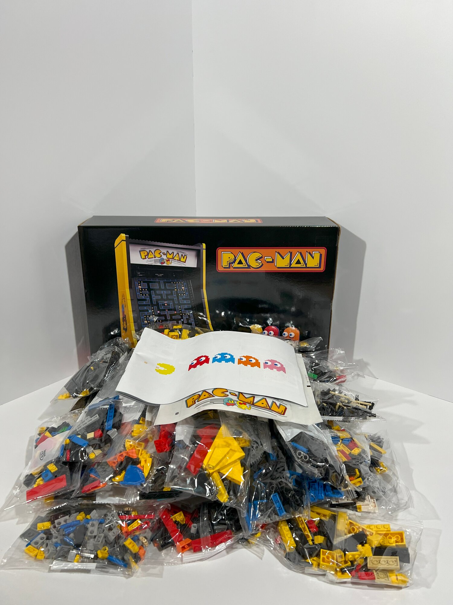 Конструктор пластиковый Игровой автомат Pac-Man / 2561 деталь