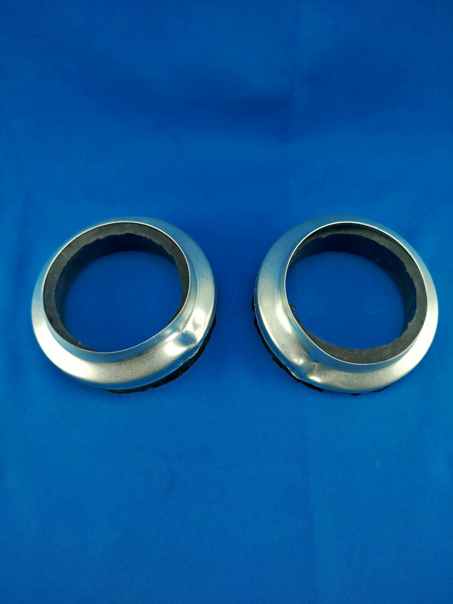 Подушки передней пружины (к-т) "UAD" для автомобилей ВАЗ 2101-07 с чашками