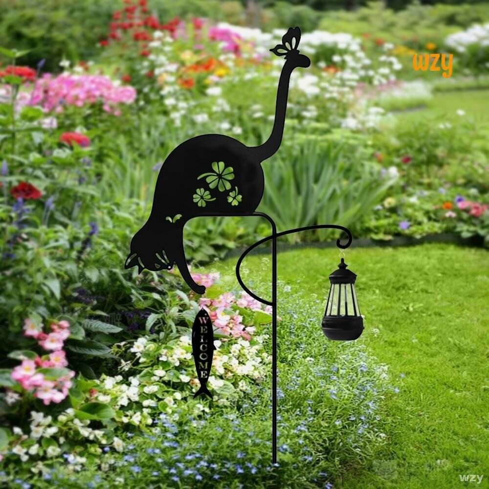 Уличный садовый дворик с металлическим силуэтом кошки из кованого железа с ручным солнечным светильником black cat, украшенным солнечной лампой