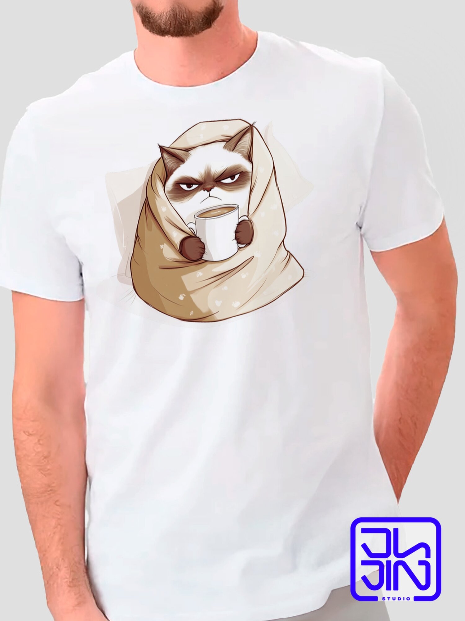 Футболка классическая мужская с авторским принтом Смешная бежевая кошка с мемами в коричневом одеяле и белой чашкой, белый хлопковый трикотаж с прикольным рисунком на груди