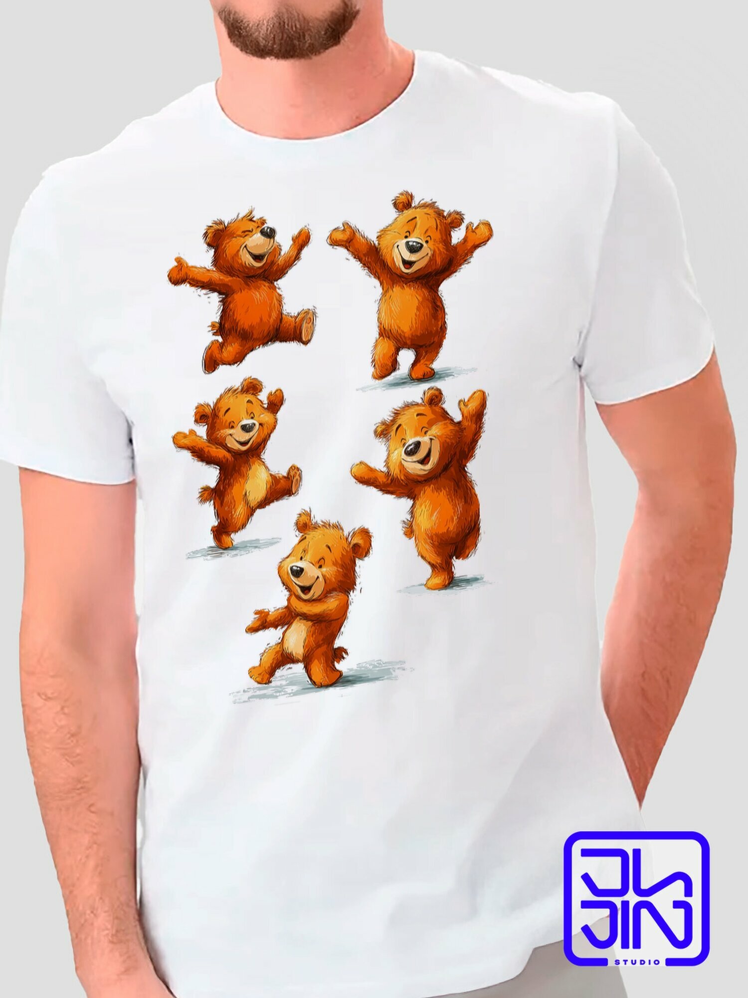 Футболка классическая мужская с авторским принтом Веселый рыжий медведь в смешных позах, оранжевые повседневные принты на белом, белый хлопковый трикотаж с прикольным рисунком на груди