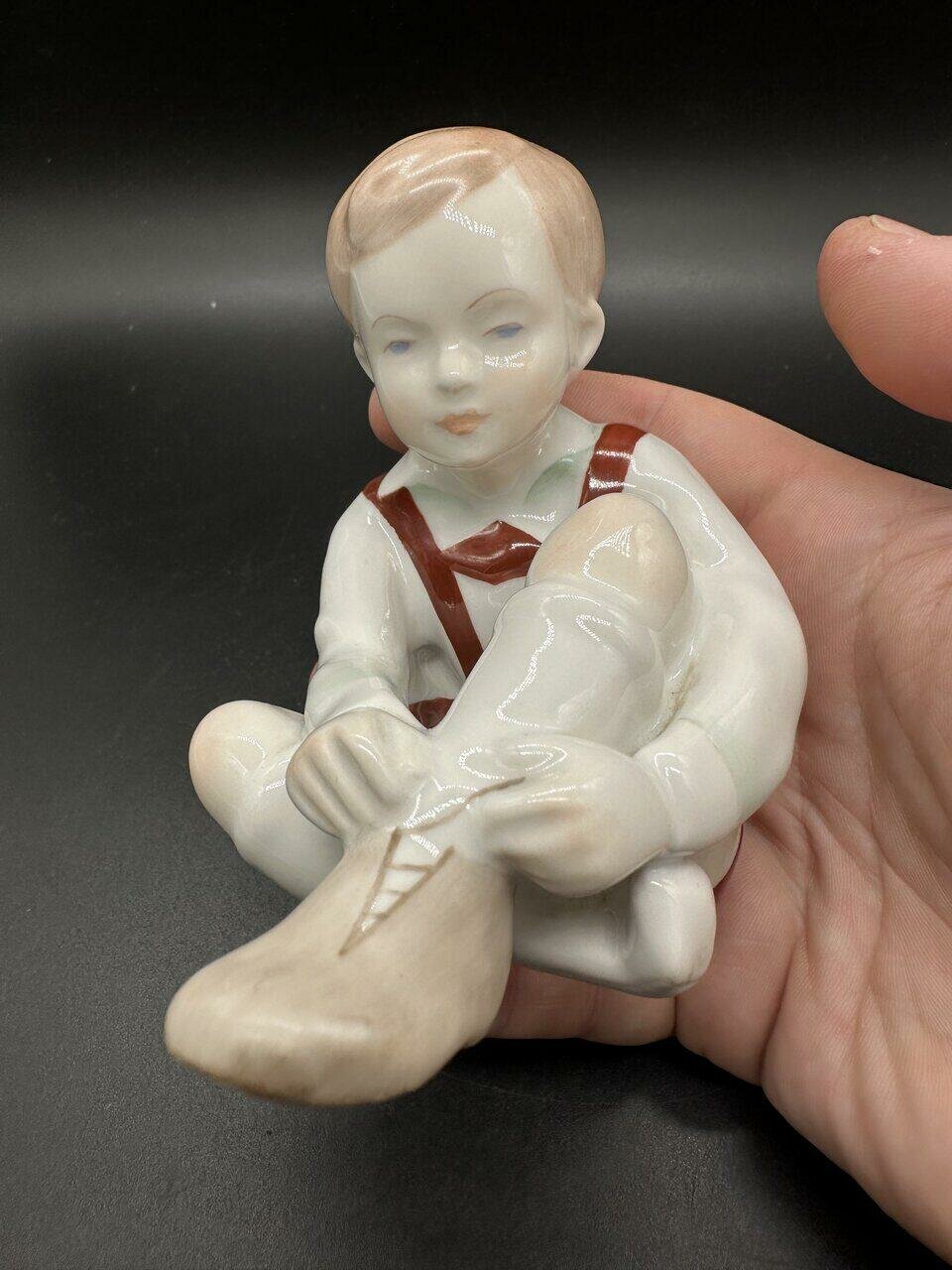 Фарфоровая статуэтка Мальчик обувается Aquincum Венгрия 1960 г винтаж