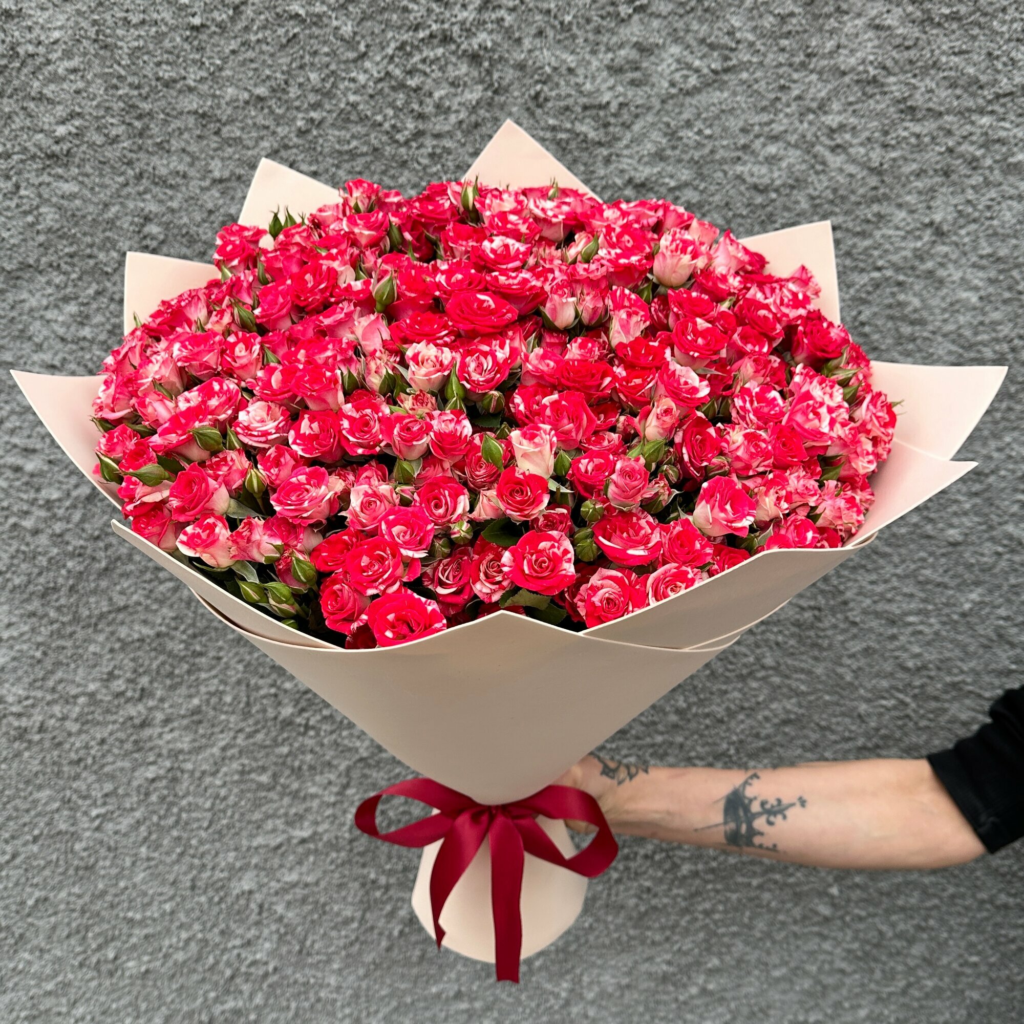 Большой букет из 51 кустовой розы 50см в упаковке / Радуга Букет