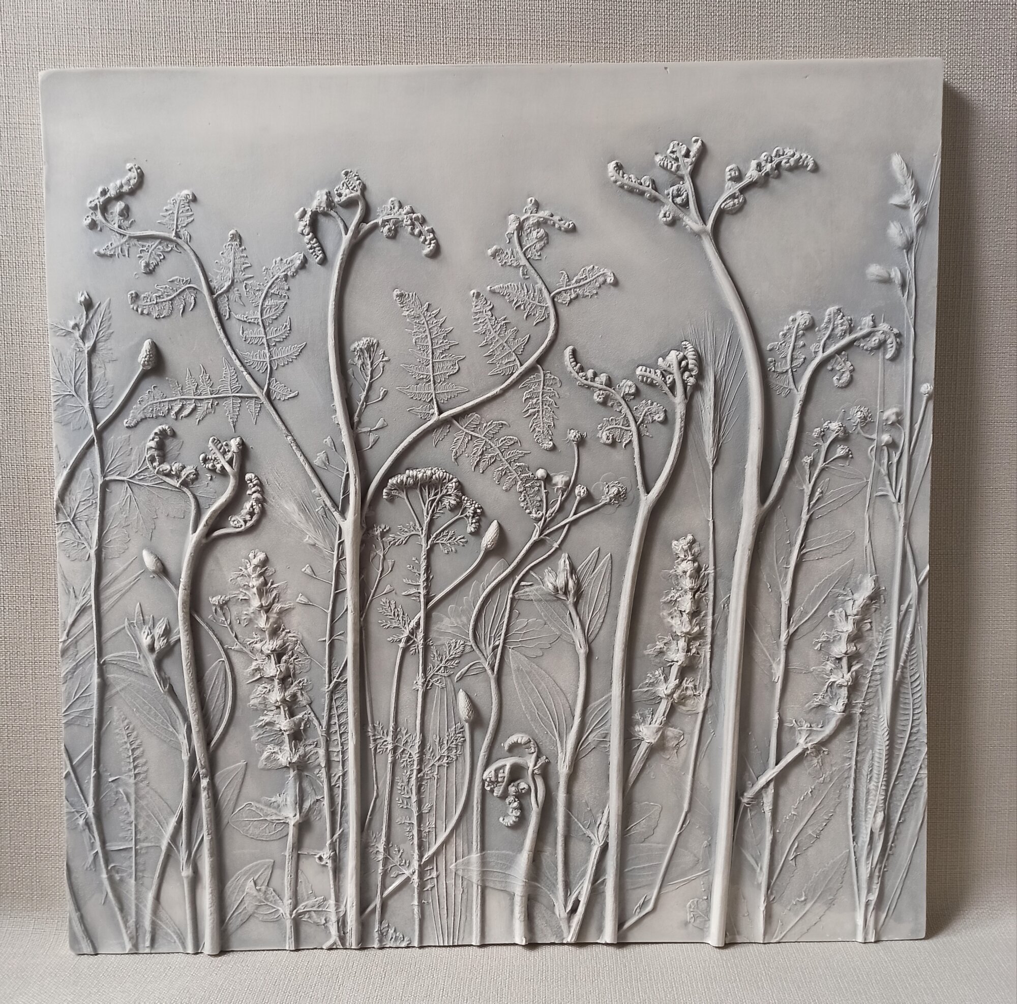 Панно. Ботанический барельеф 45*45*1 см, серый. Гипсовый декор ручной работы