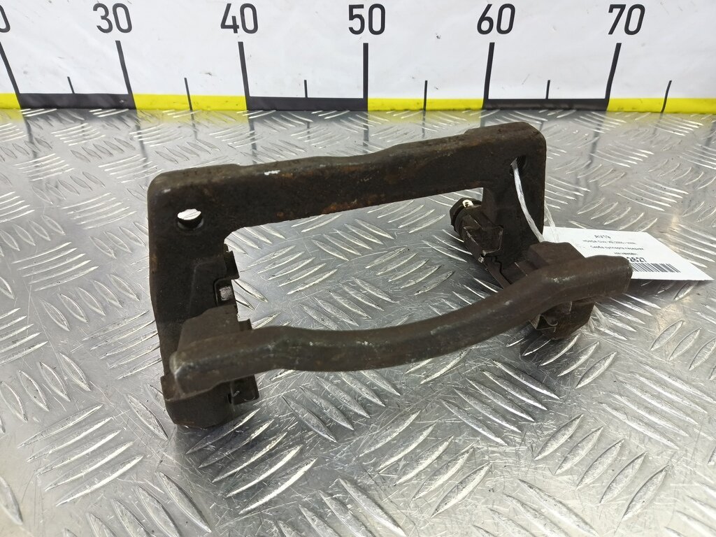 Скоба суппорта передняя Б/У для HONDA Civic VIII (2005—2009) 45014SMGE01