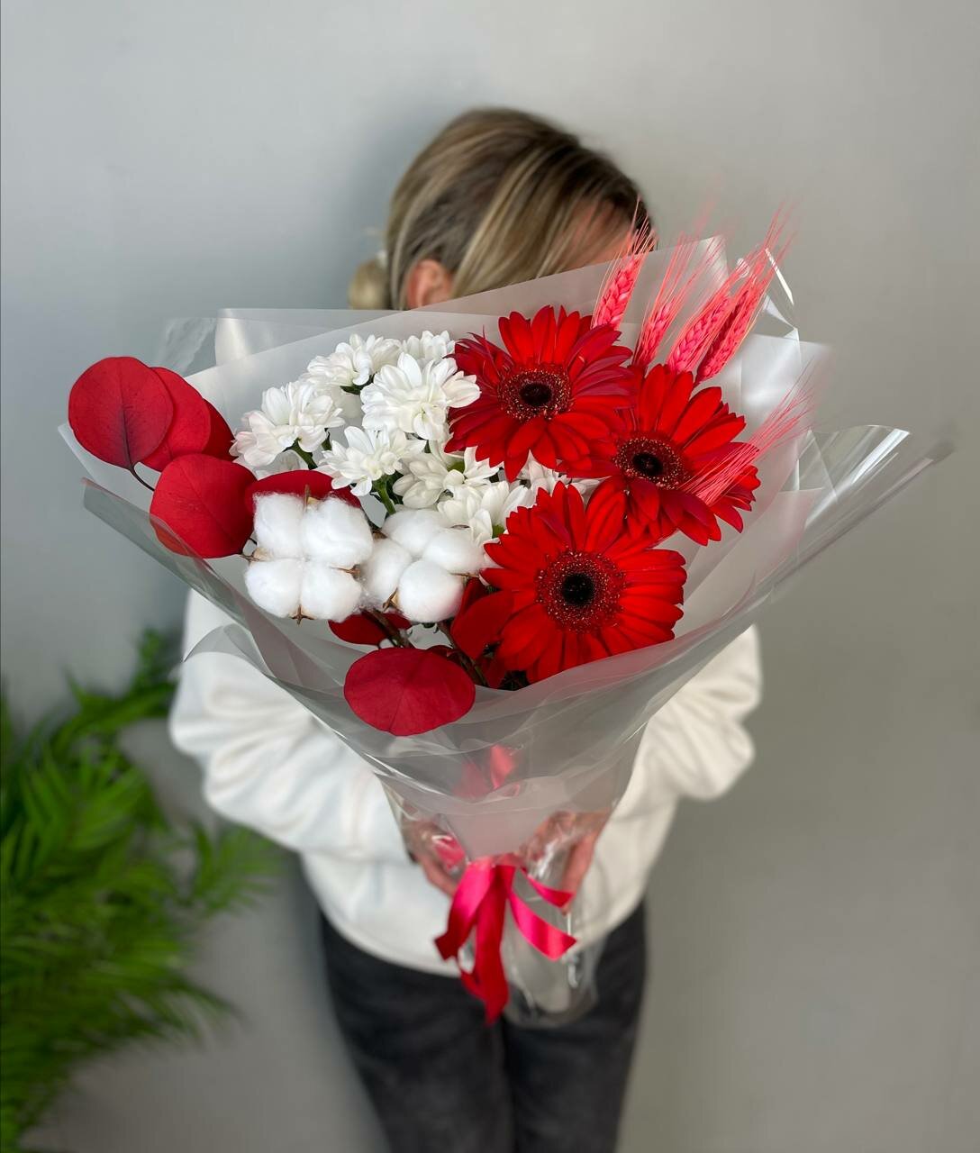 Букет живых цветов Яркая Гербера и Хризантема BOTANIQUE FLOWER с эвкалиптом и сухоцветами/ сборный букет с доставкой