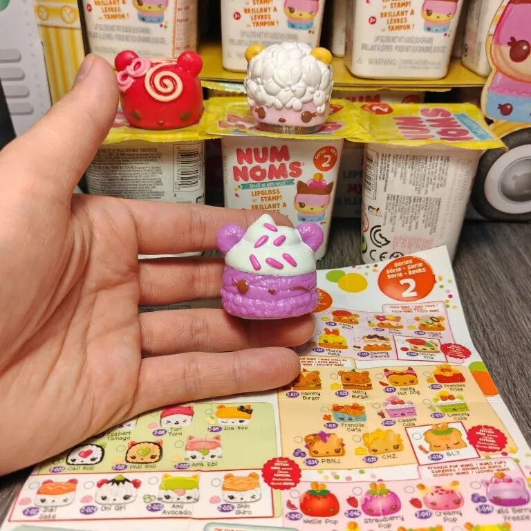 Фигурка-сюрприз Num Noms из чашки. 1 шт. Кремовый, светло-бежевый, розовый, белый — фото 1