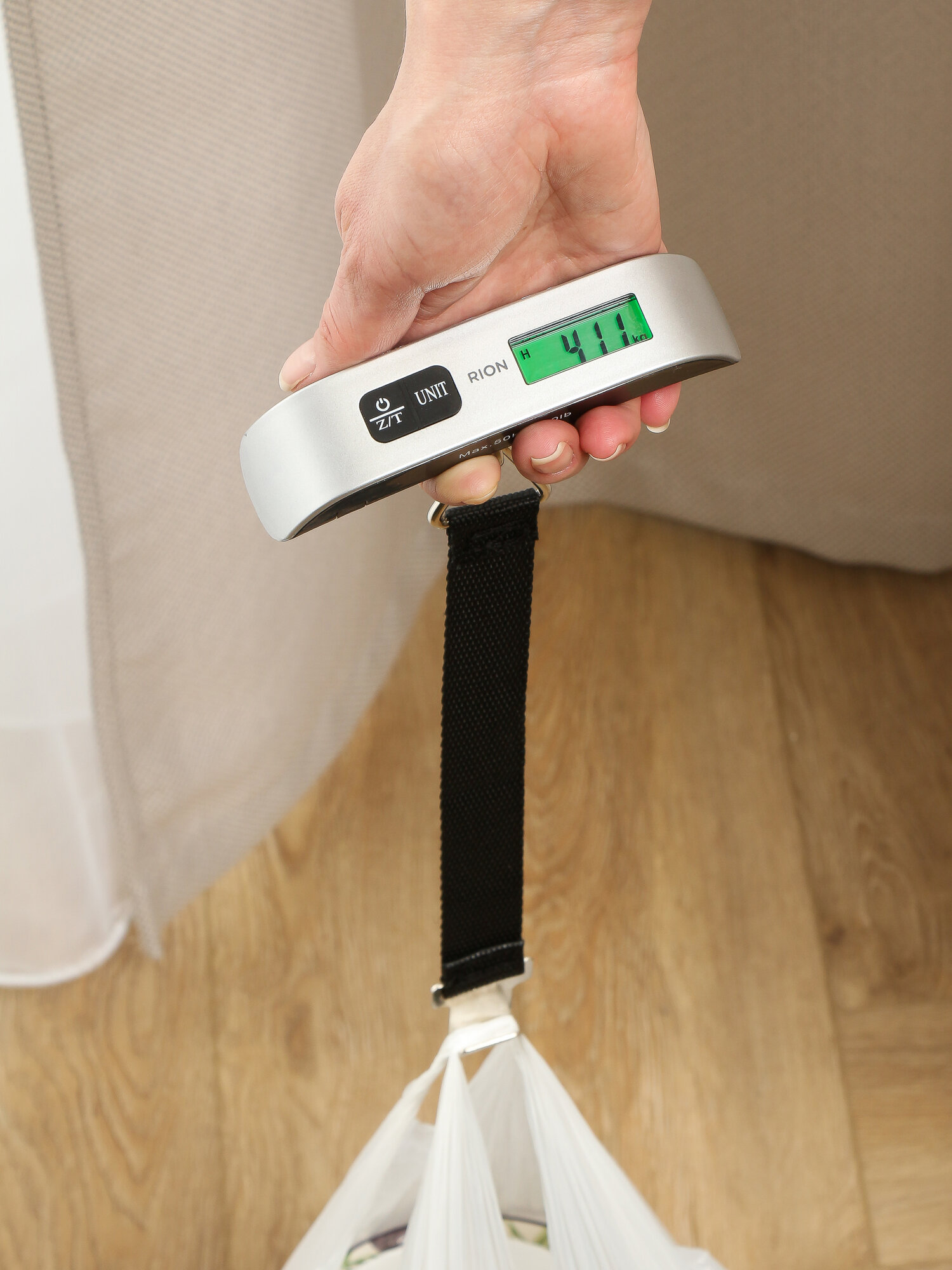 Весы ручные электронные Rion TS-K8 для багажа и кухни, безмен цифровой до 50 кг, точность 100 г, серебристый цвет