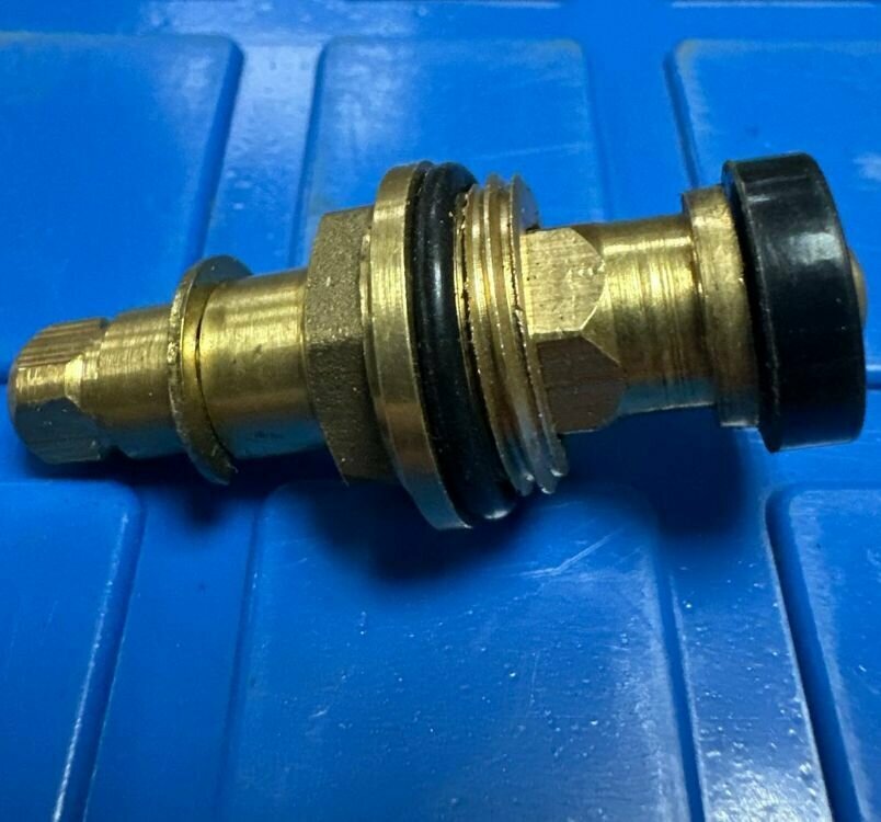 Кран-букса крана-смесителя 3/8" 45мм 24 шлица резиновая 1шт