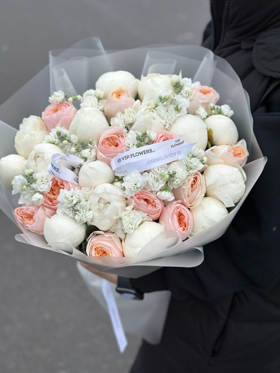 Этот букет состоит из пионовидной розы Джульетта, маттиолы и белых пионов.