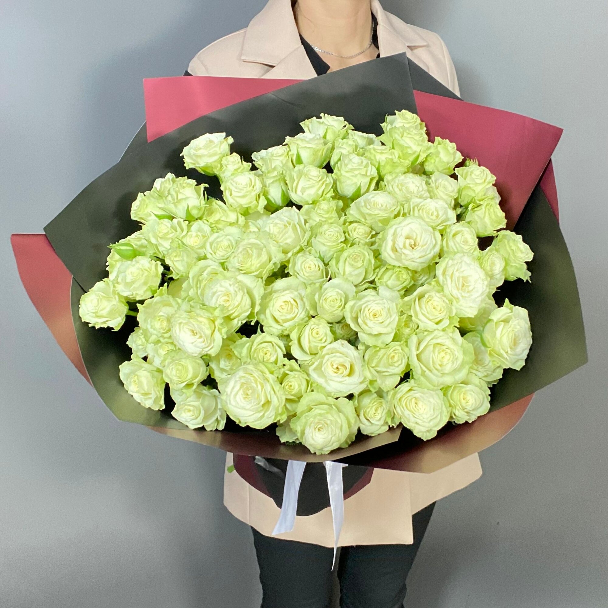 Белые розы (19 кустовых роз), высота букета 40 см, ширина 30 см