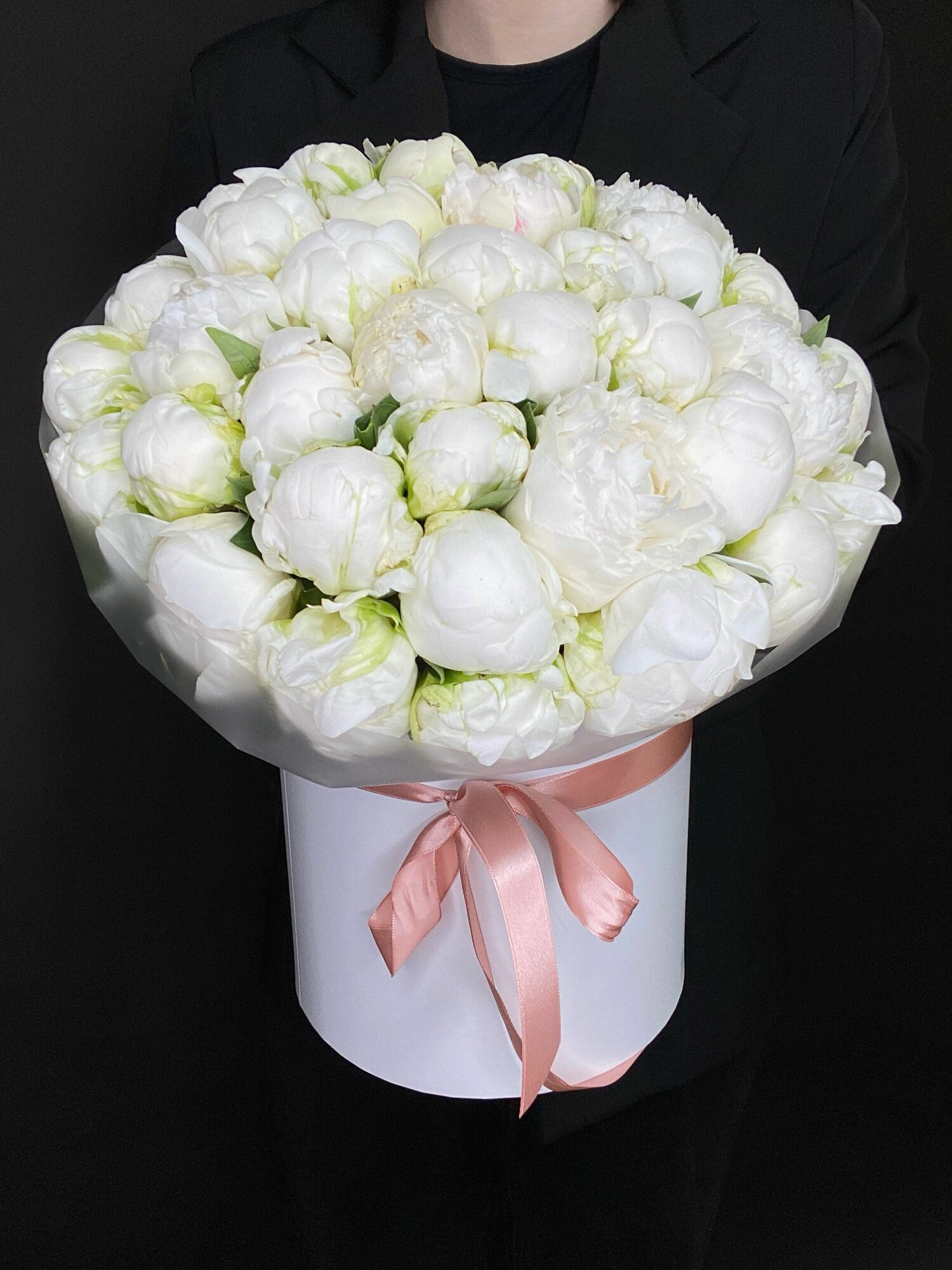 Коробка с пионами (пионы 35 шт, шляпная коробка 1 шт.), высота букета 40 см