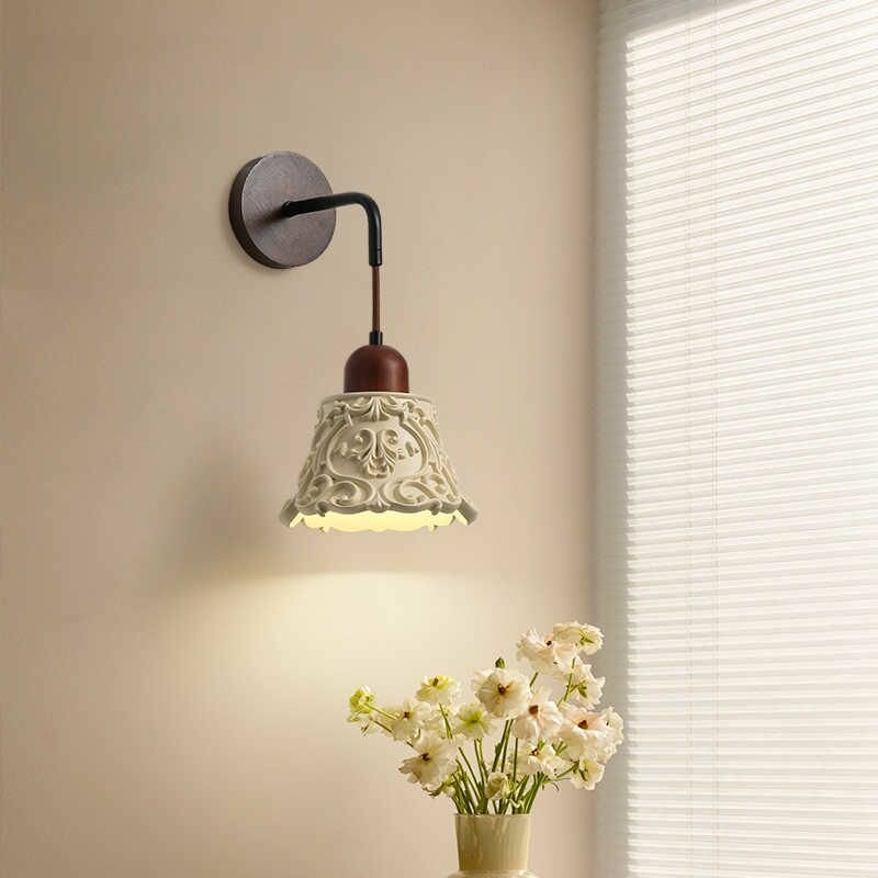 Настенный бра в стиле французского крема с цветочной скульптурой из смолы