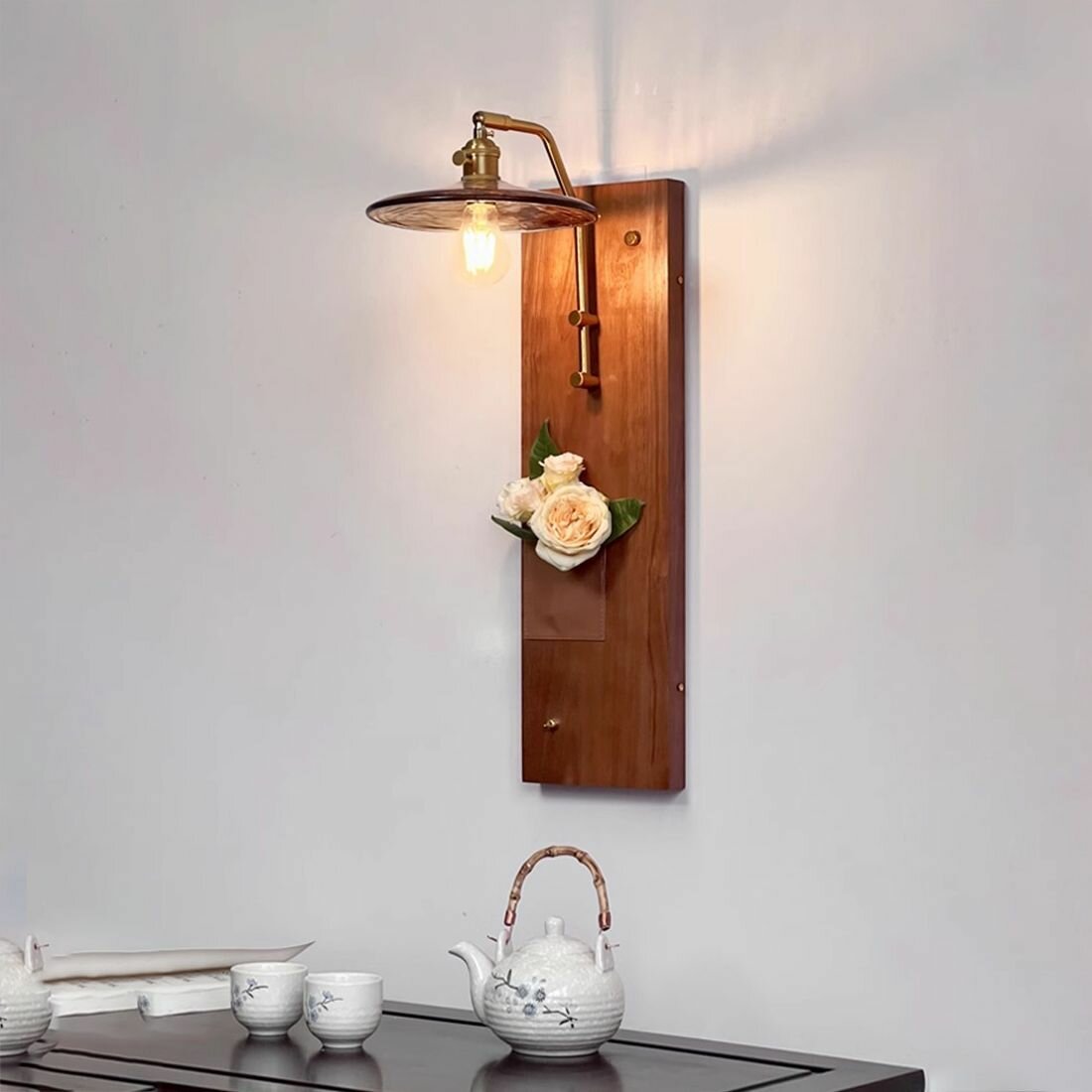 Простое настенное бра из орехового дерева и стекла