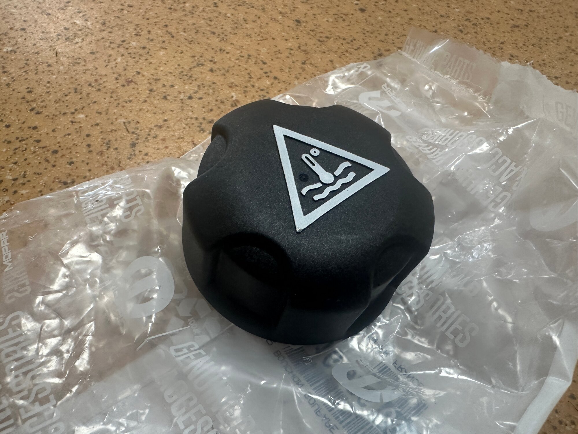 Крышка бачка расширительного Пежо Peugeot 307 308 408 оригинал 1306E4 1306J5 1692660080