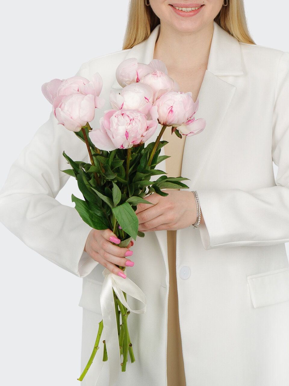 Монобукет от СоюзЦветТорг из 7 пионов Нежность, светло розовый оттенок