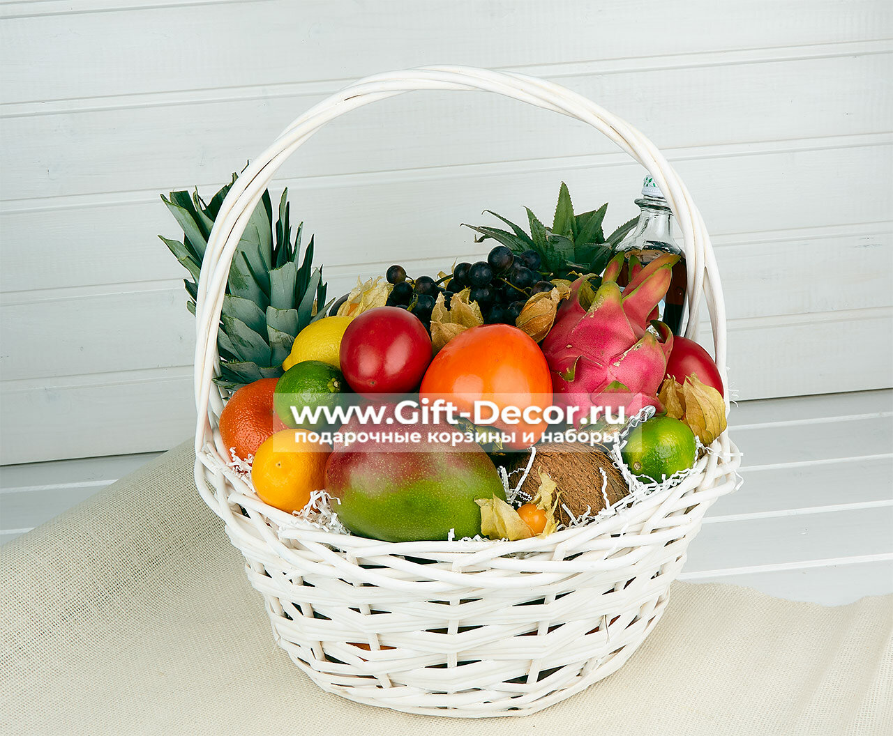 Фруктовое ассорти: экзотик-бокс в подарочной корзине