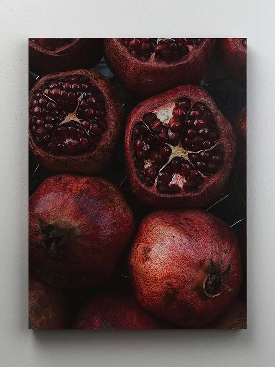 Интерьерная картина на холсте "Спелые красные гранаты в разрезе" размер 30x40 см