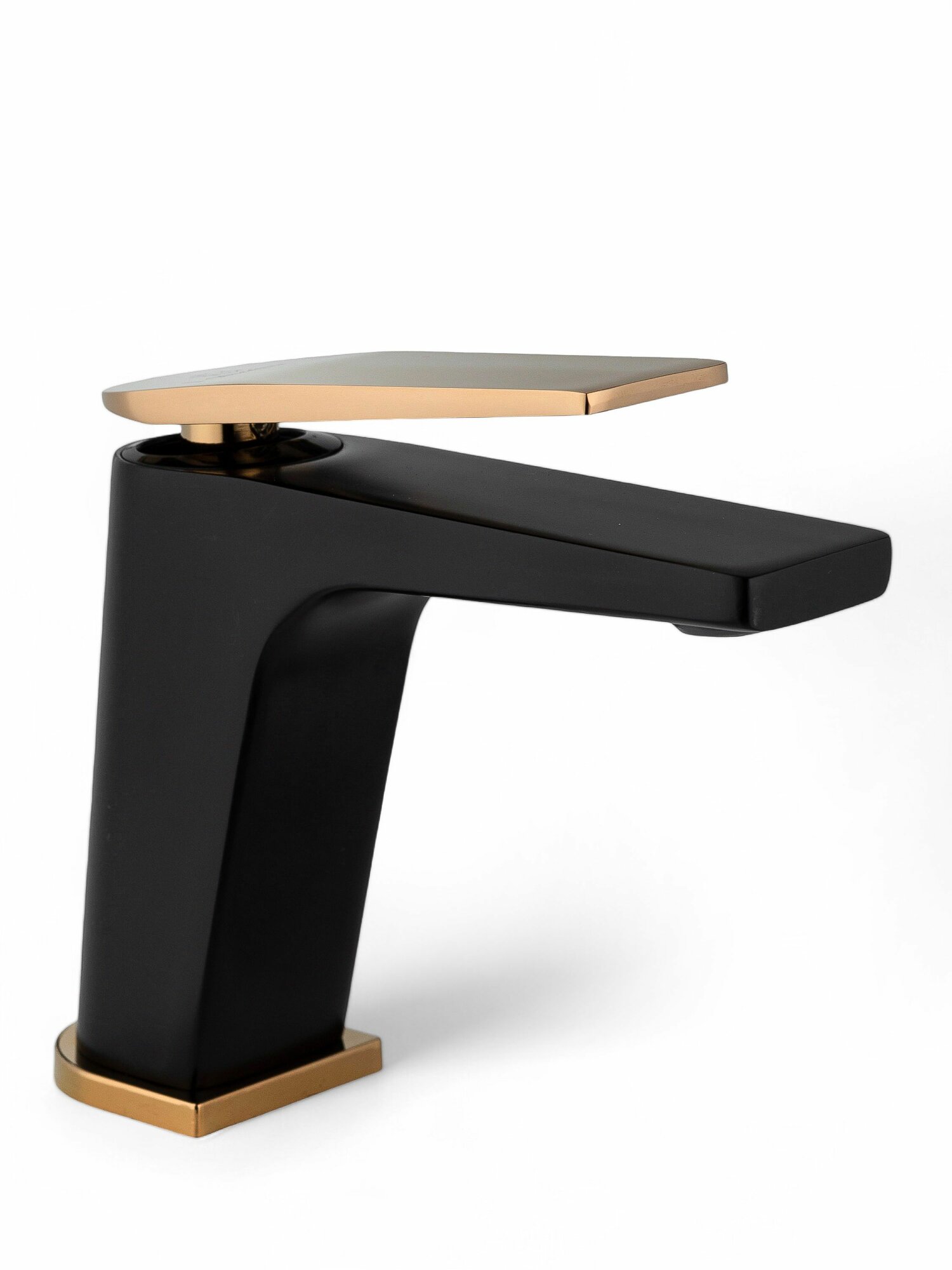 Смеситель для раковины черный матовый из латуни с литым изливом и шаровой ручкой цвета розового золота