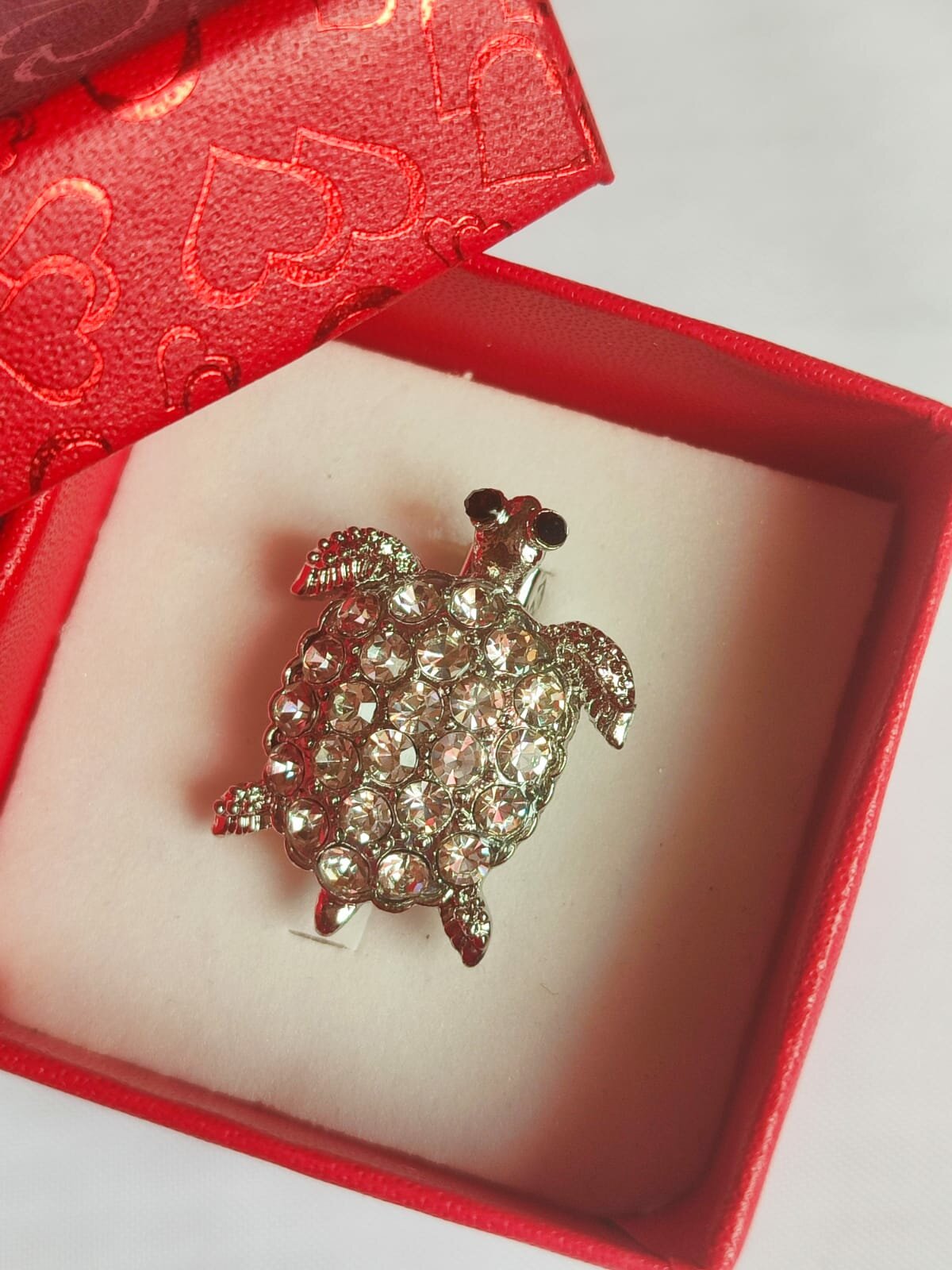 Брошь, стразы