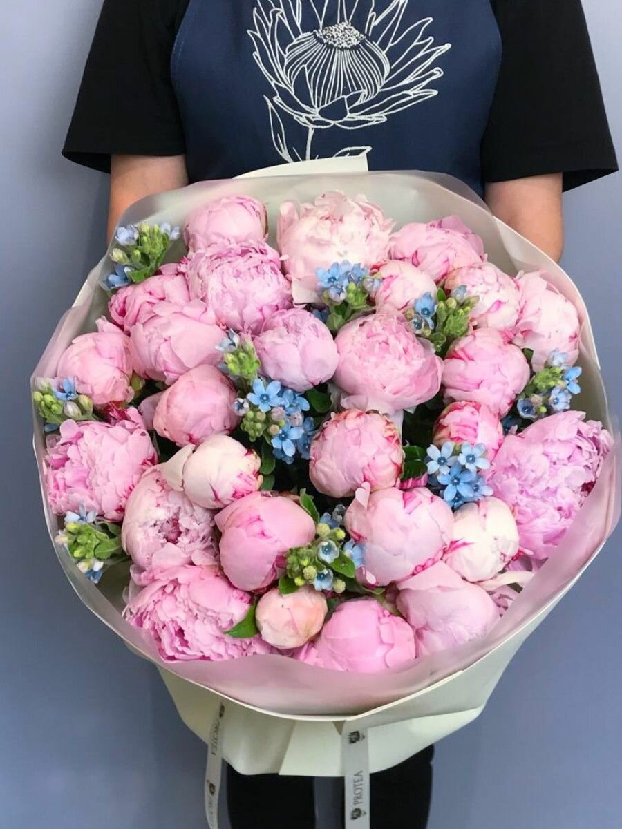 Букет из розовых пионов и незабудок "Нежный аромат" PROTEA- Студия Цветов