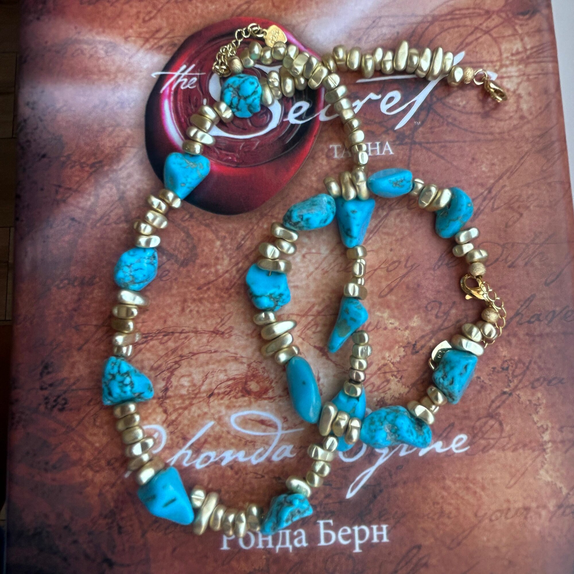 Колье, лунный камень