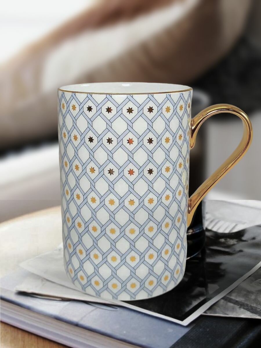 Набор кружек из костяного фарфора Императорского завода с золотой отводкой и авторским рисунком для чаепития и украшения стола