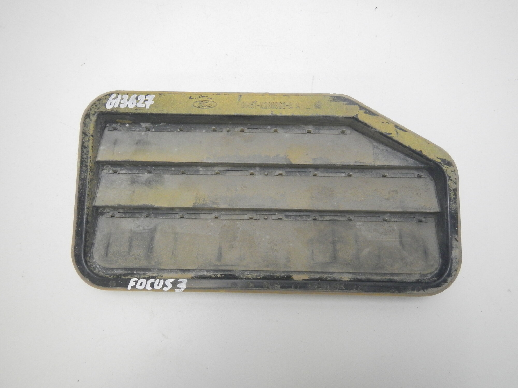 Б/У Решетка вентиляционная, Ford (Форд)-FOCUS 3 (11-19) FORD FOCUS 3 (11-19) правая Деформация на креплении. 613627 FORD ...