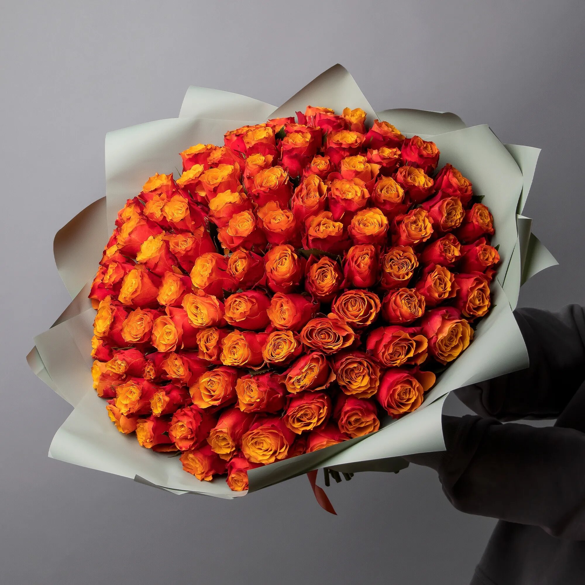 Букет из оранжевых роз 101 шт Высота 40 см в коробке и аквабоксе от "Простоцветы"