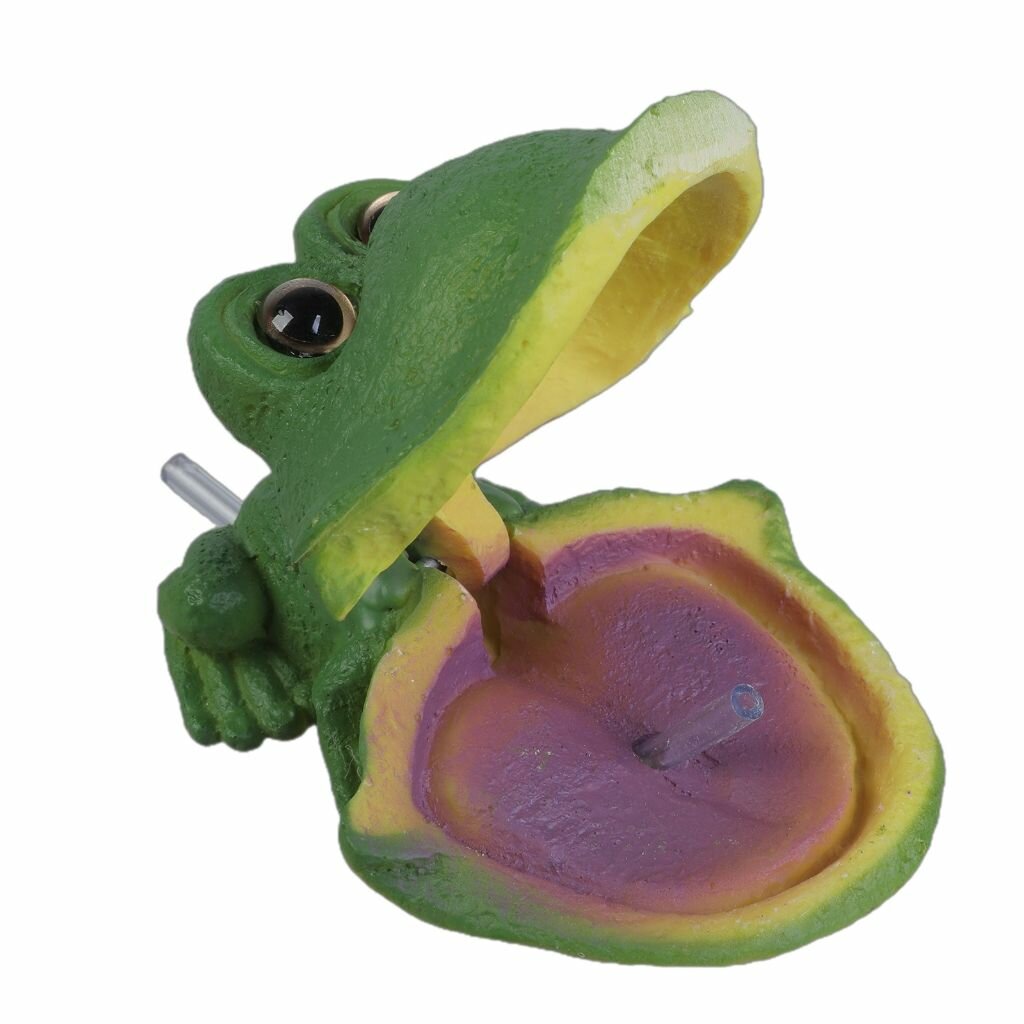Украшения из слоеного камня в виде лягушки