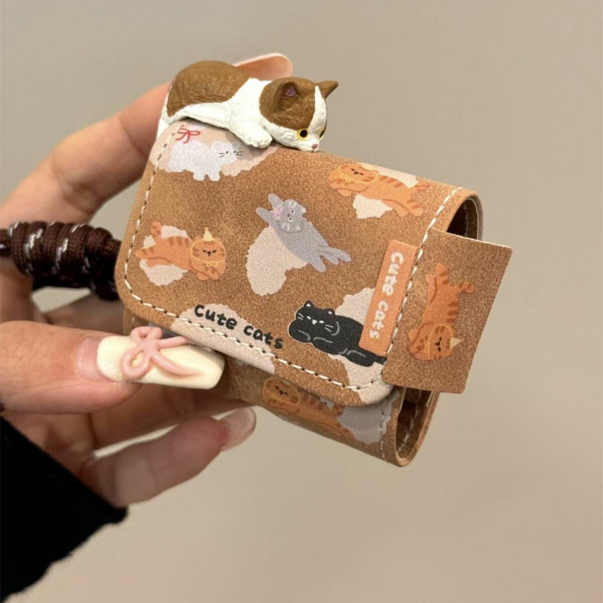 Коробка для наушников AirPods 4 AirPods pro 2 Лежащая кошачья кожаная коробка для наушников