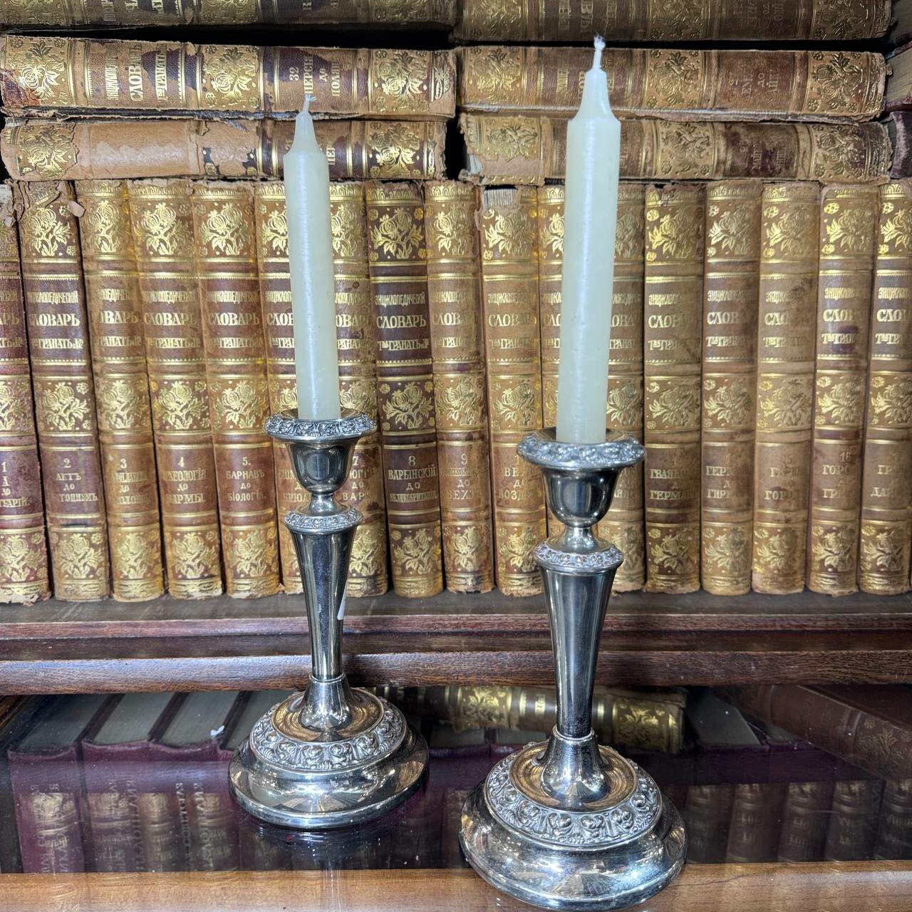 Пара подсвечников Ianther, антикварные, серебрение, 1950-е годы, Великобритания