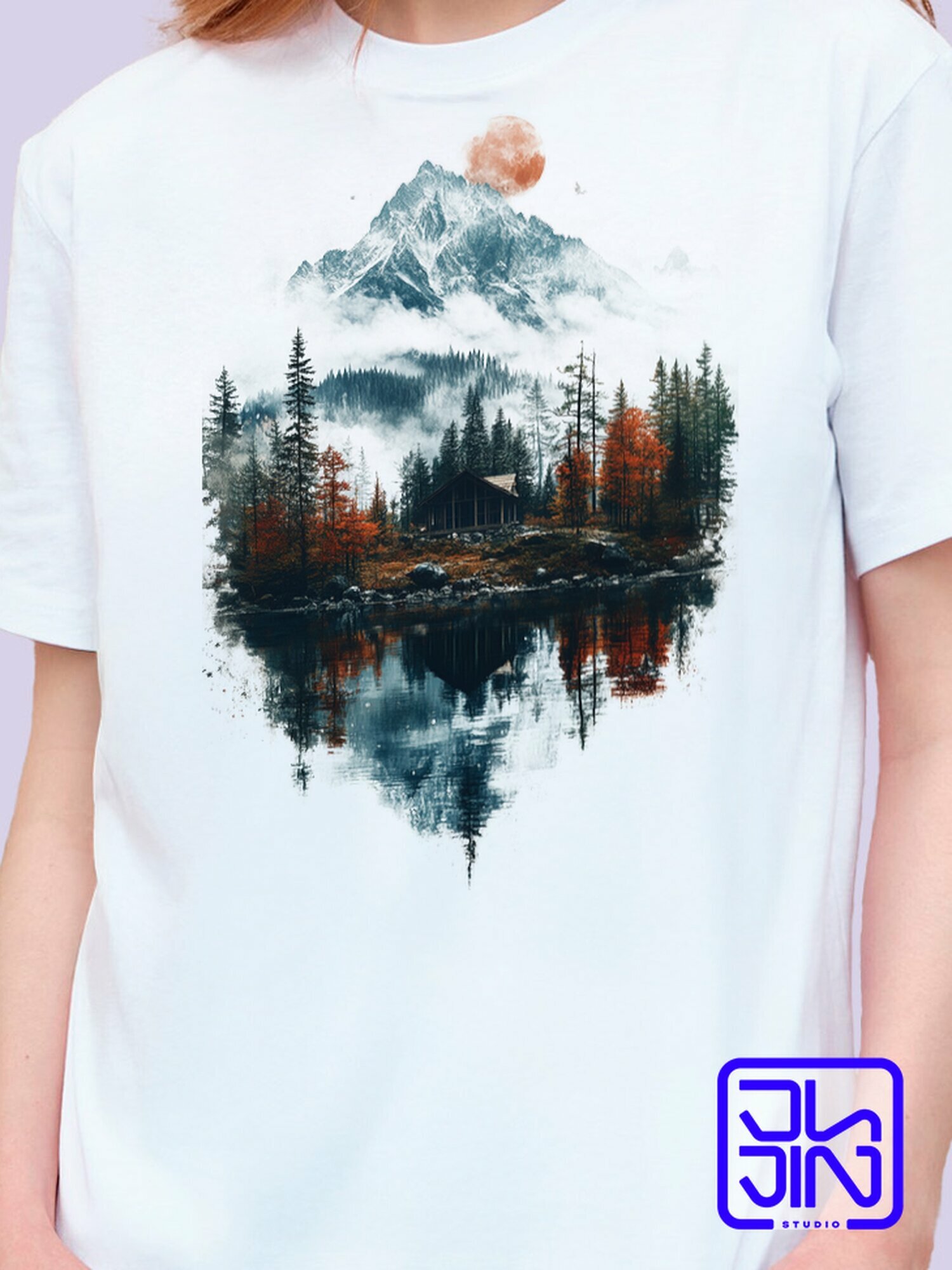 Футболка классическая женская с авторским принтом Черно-белые горы с высоким домиком в туманном лесу и отражением в воде, белый хлопковый трикотаж с прикольным рисунком на груди