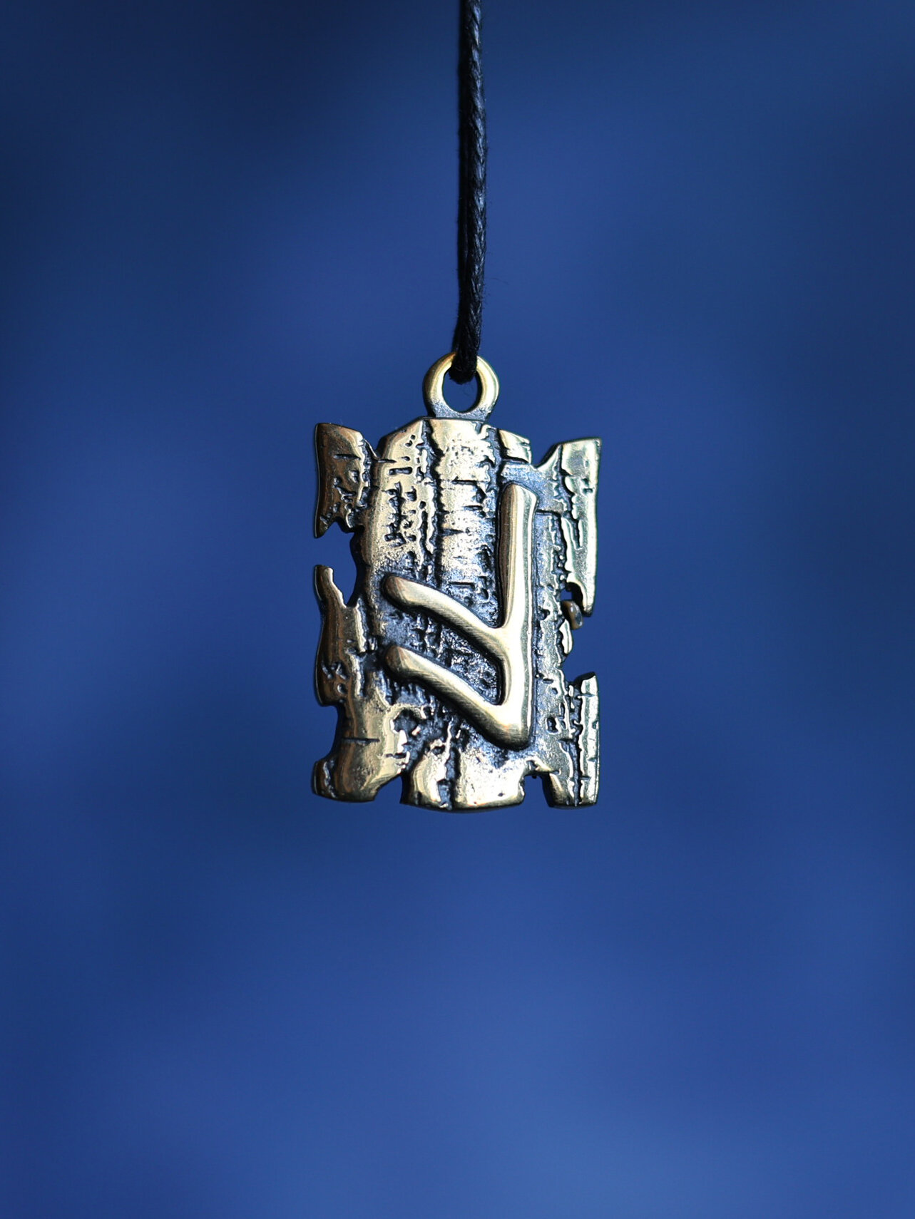 Руна Есть, славянский амулет движения и перемен в жизни из бронзы