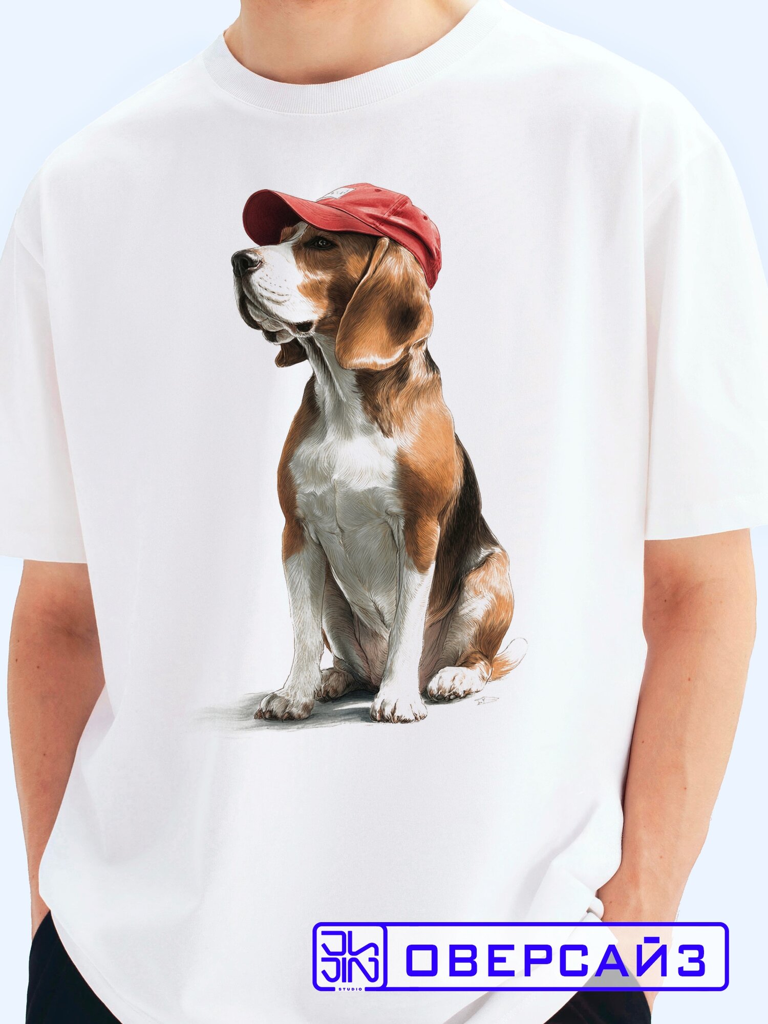 Футболка оверсайз мужская с принтом Смешной веселый бигль с коричневой, белой шерстью и красной кепкой, белый хлопковый трикотаж с прикольным рисунком на груди