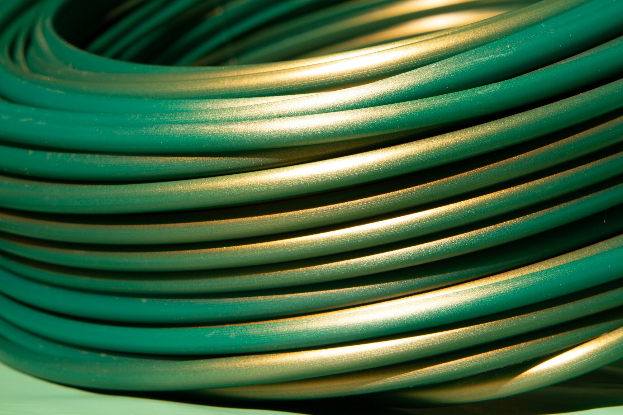 Полиротанг, искусственный ротанг для плетения, 100 метров, искусственный ротанг 6 мм, полу трубка, зеленый с золочением, серия "Жар-Птица".