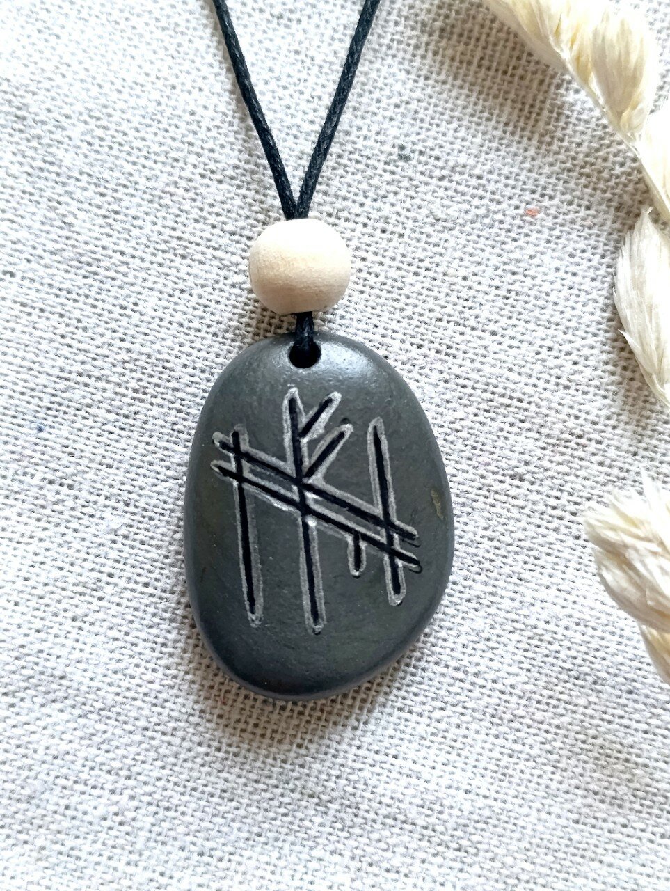 Рунический оберег на похудение из природного камня с гравировкой рун. Кулон. ручная работа.