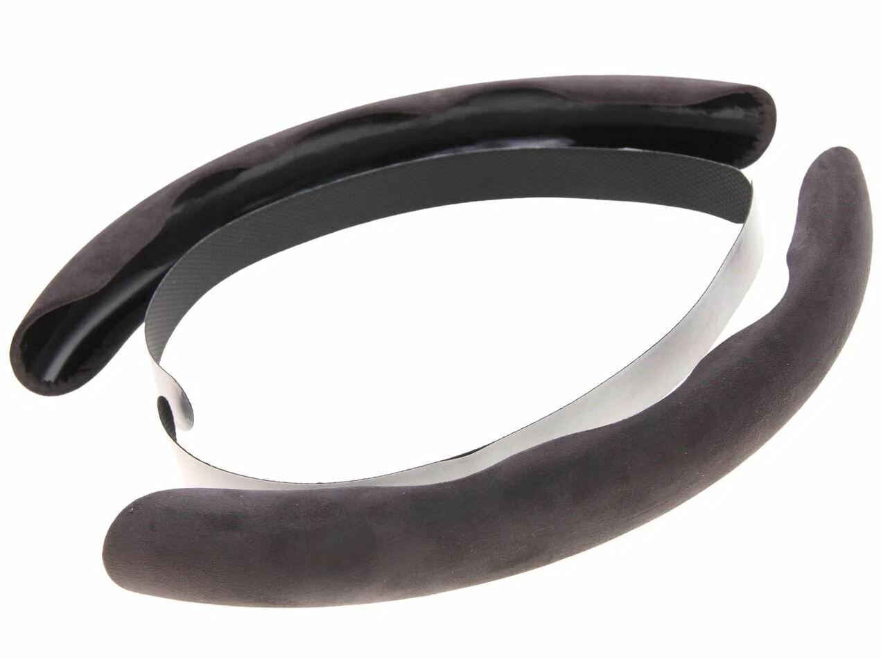 Универсальные боковые накладки на руль, комплект 2 шт. Материал: замша и пластик, цвет серый, артикул ADWO002. Для комфорта и улучшения хвата.