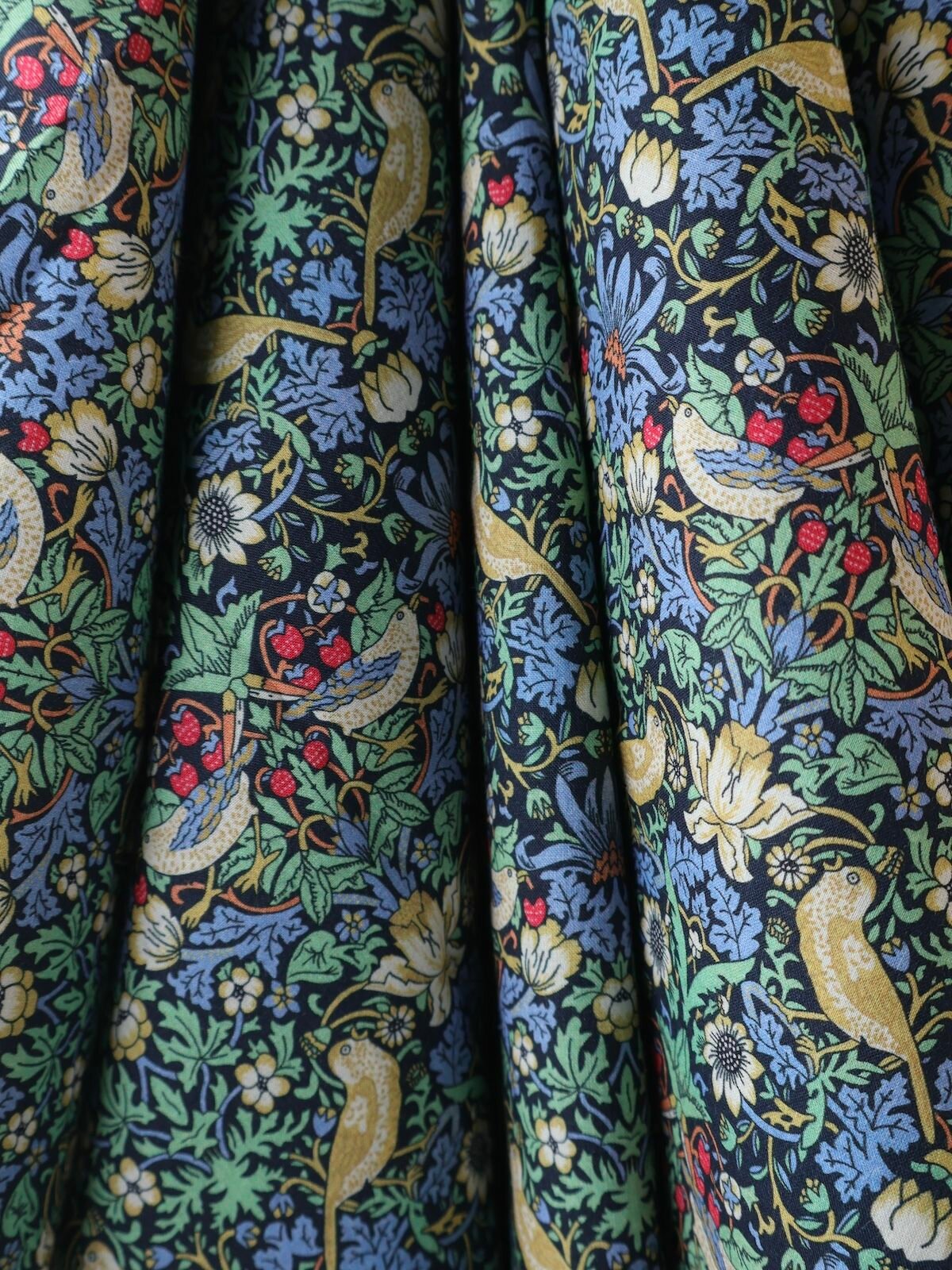 Ткань поплин из чистого хлопка Liberty London Morris Legacy с принтом Клубничный вор Уильяма Морриса, ширина 145 см, размер 60S, плотность 110 г/кв. м.