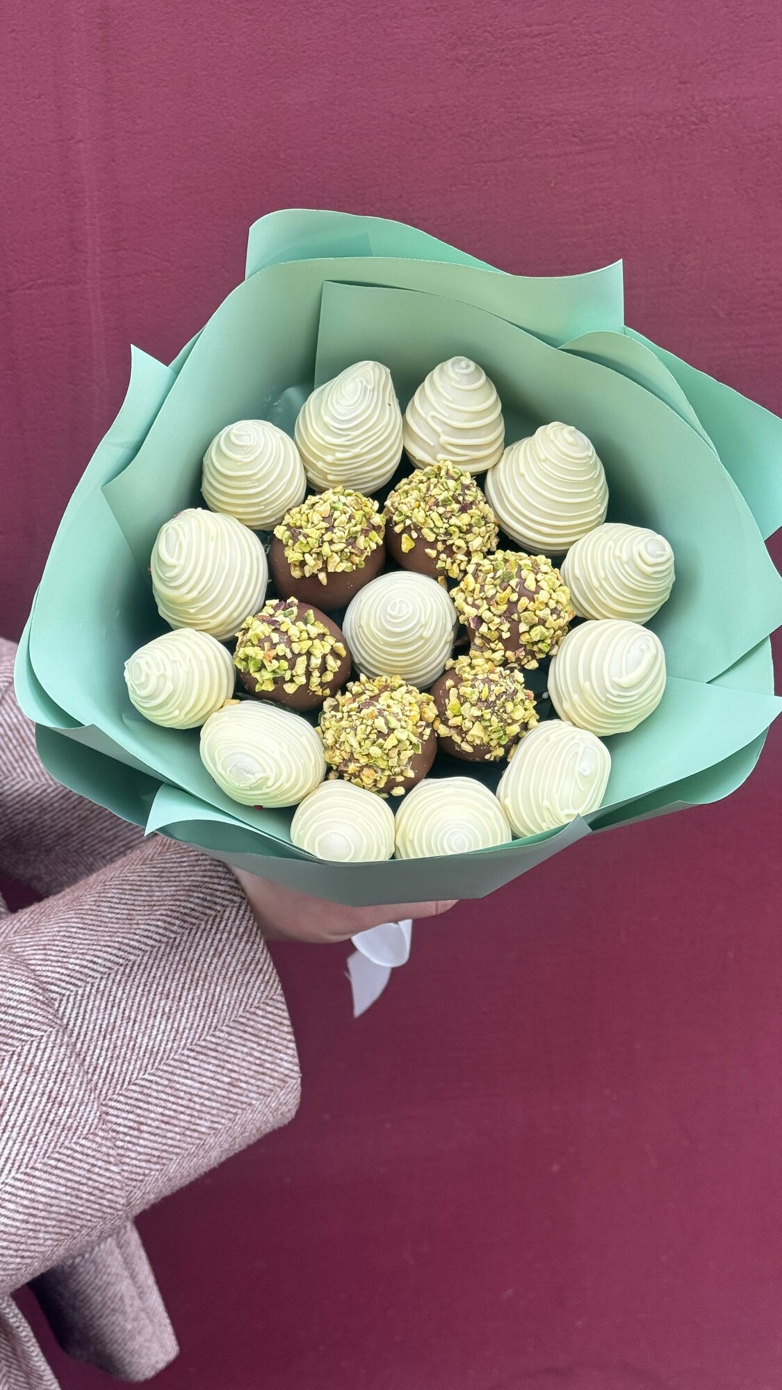 Букет из клубники в белом и молочном бельгийском шоколаде «Фисташка» 19 ягод в эстетичной упаковке