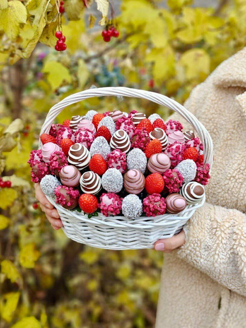 Корзина с клубникой в белом, розовом и молочном шоколаде, малина, темный рис, Berry Mood 2, S размер
