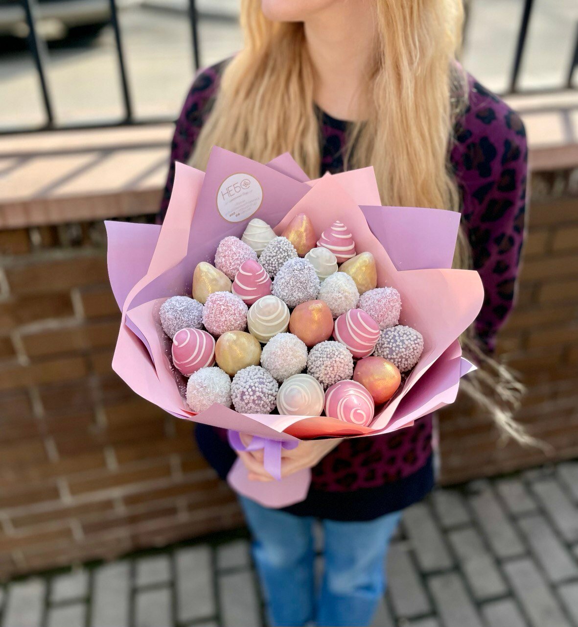 Букет с клубникой в белом, розовом и фиолетовом шоколаде, кокос, белый воздушный рис, 500 г, Shine 3, роз и фио