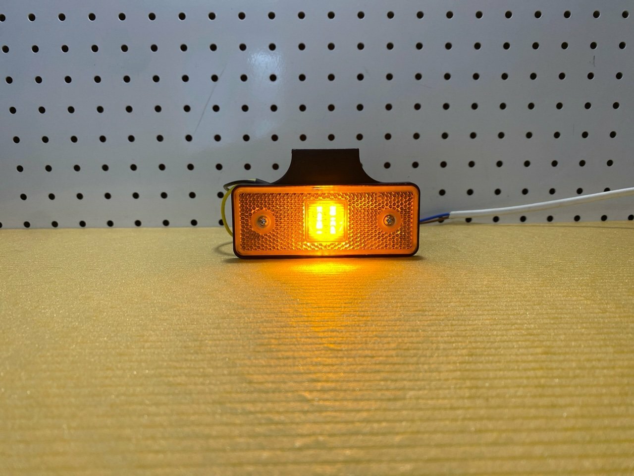 Фонарь габаритный LED MAN DAF Scania Mercedes Volvo Renault желтый с кронштейном светодиодный (МАН ДАФ вольво рено)